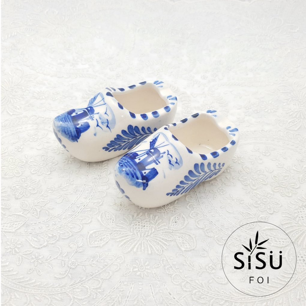 Delft Blue Hand-Painted Miniature Porcelain Shoes – Sisu Foi